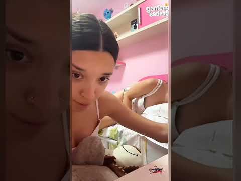probándose ropa transparente