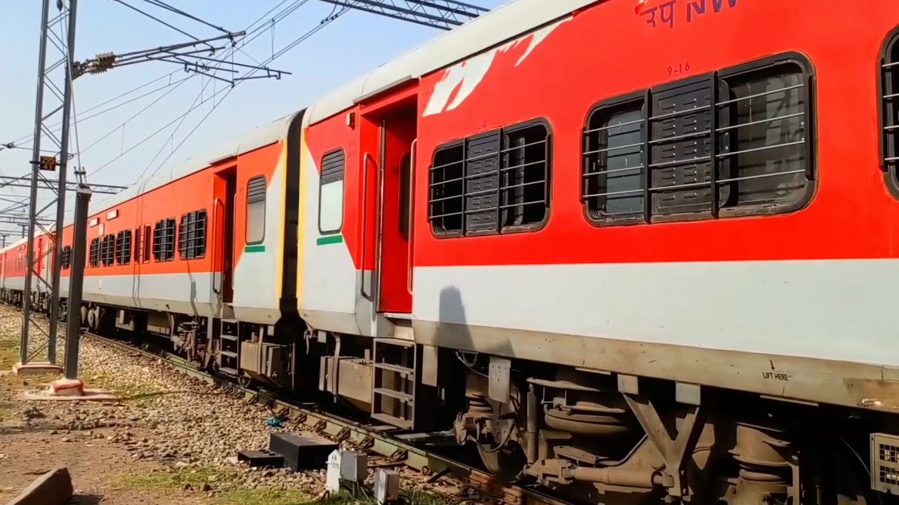 Single Line ! Train Crossing ! Delhi Bikaner Via SGNR Suratgarh - YouTube