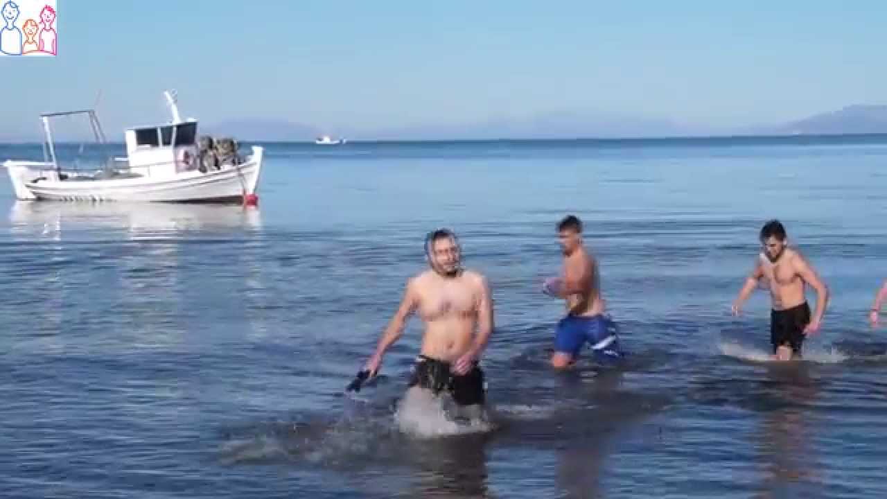 ΑΓΙΑΣΜΟΣ ΤΩΝ ΥΔΑΤΩΝ - ΡΙΨΗ ΣΤΑΥΡΟΥ ΣΤΗ ΠΑΡΑΛΙΑ ΤΩΝ ΚΑΜΙΝΙΩΝ - 6/1/2015 ...