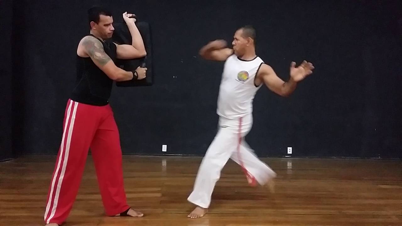 Martelo chute muito eficiente da capoeira. - YouTube