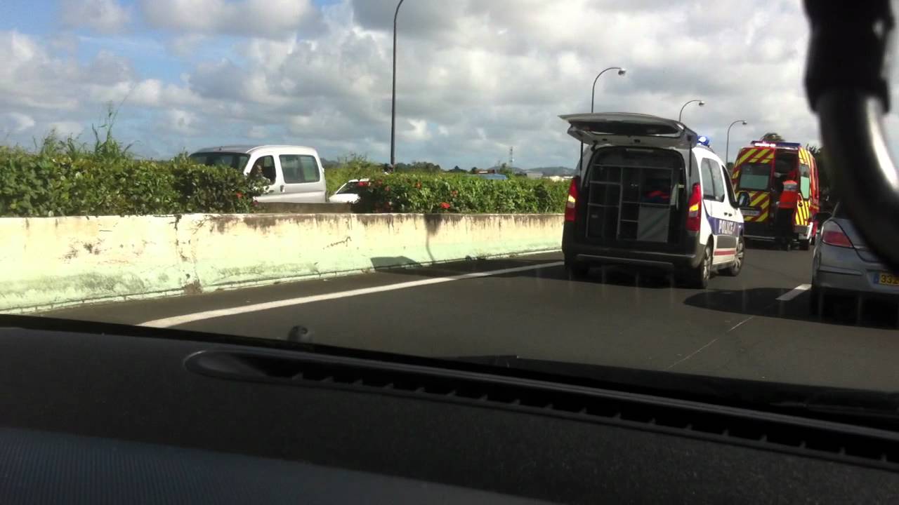 Accident sur l'autoroute de Martinique - YouTube