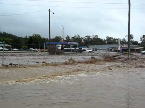 Withcott Floods 10th January 2011 (near Toowoomba) - YouTube