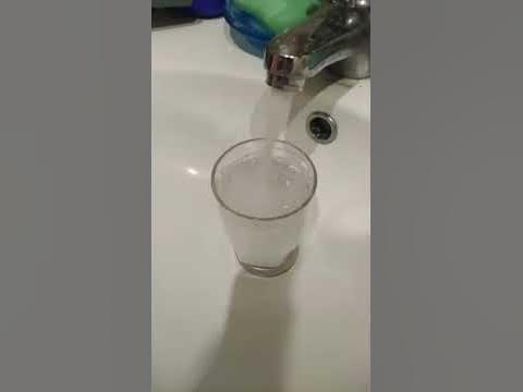 Как налить воду в стакан - YouTube