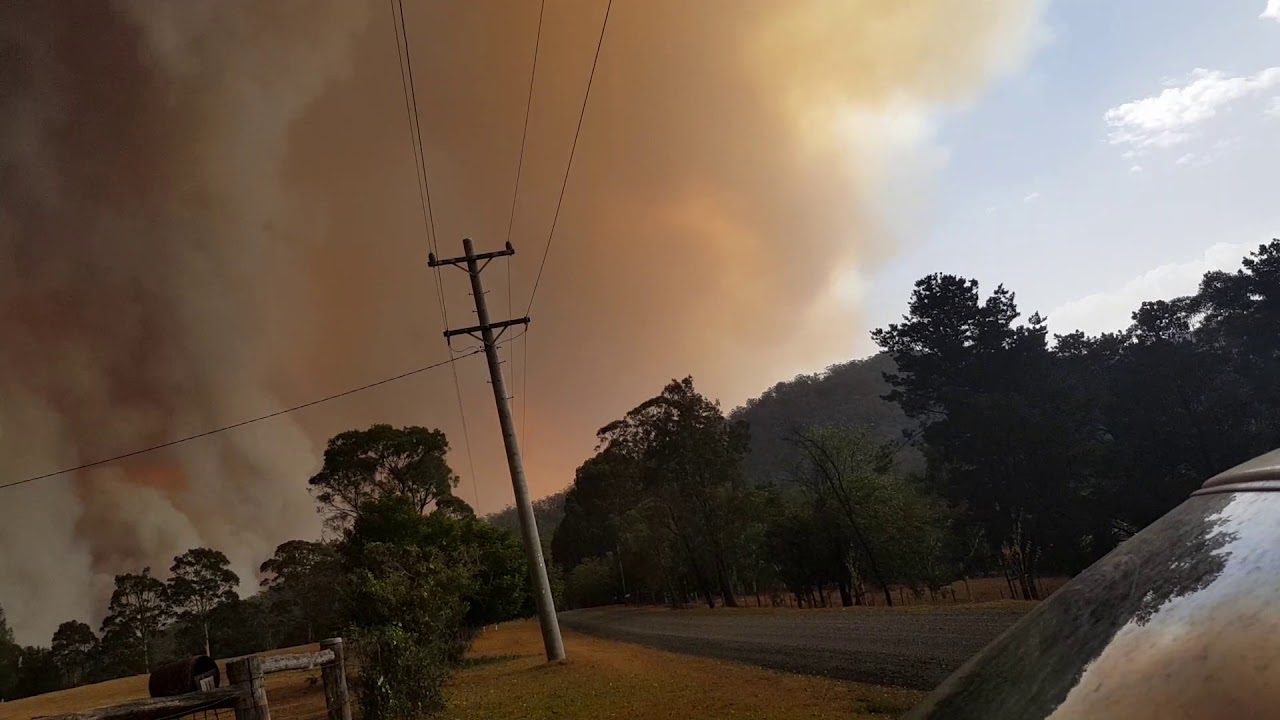 Bushfires Nowra / Tapitallee NSW - Western front 15 minutes later - YouTube