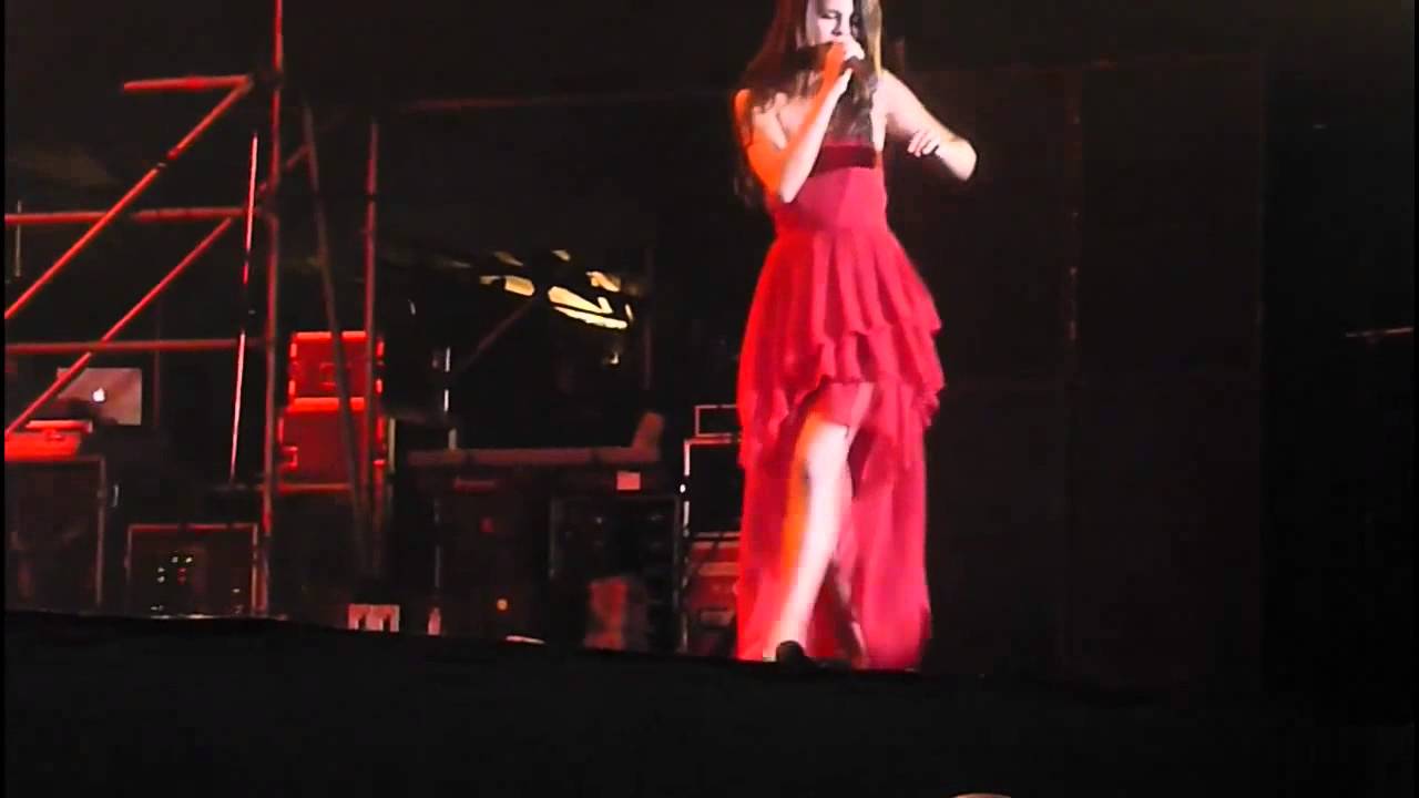 Selena Gomez singing in Spanish - YouTube
