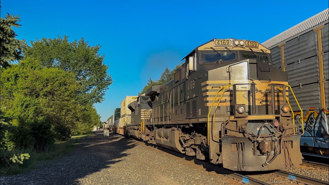 Railfanning the NS Chicago Line, Day 1- Action At Riley’s Railhouse ...
