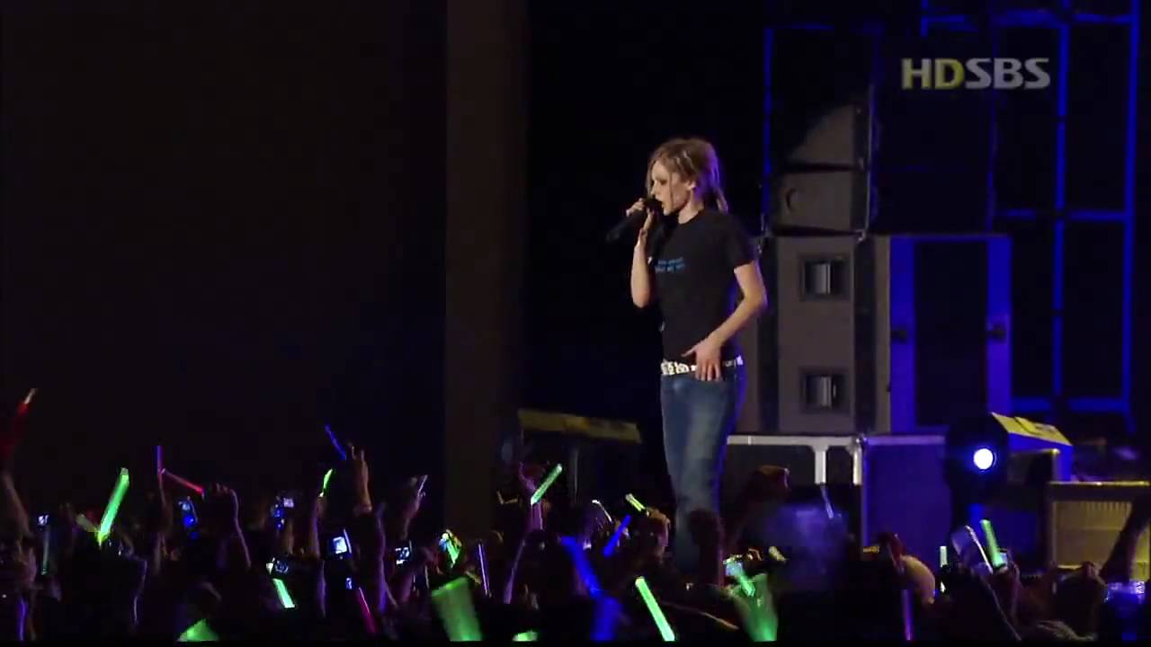AVRIL LAVIGNE - Freak Out (Live in Korea 2004) [HD] - YouTube