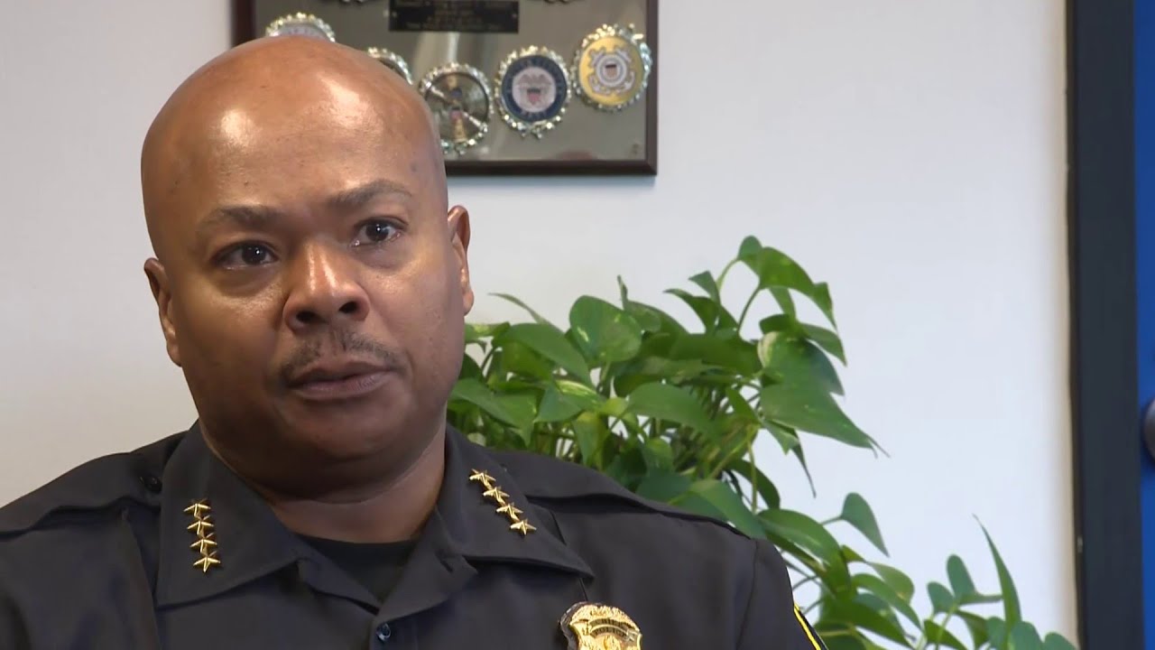 Southfield police chief describes 'very bizarre' police chase - YouTube