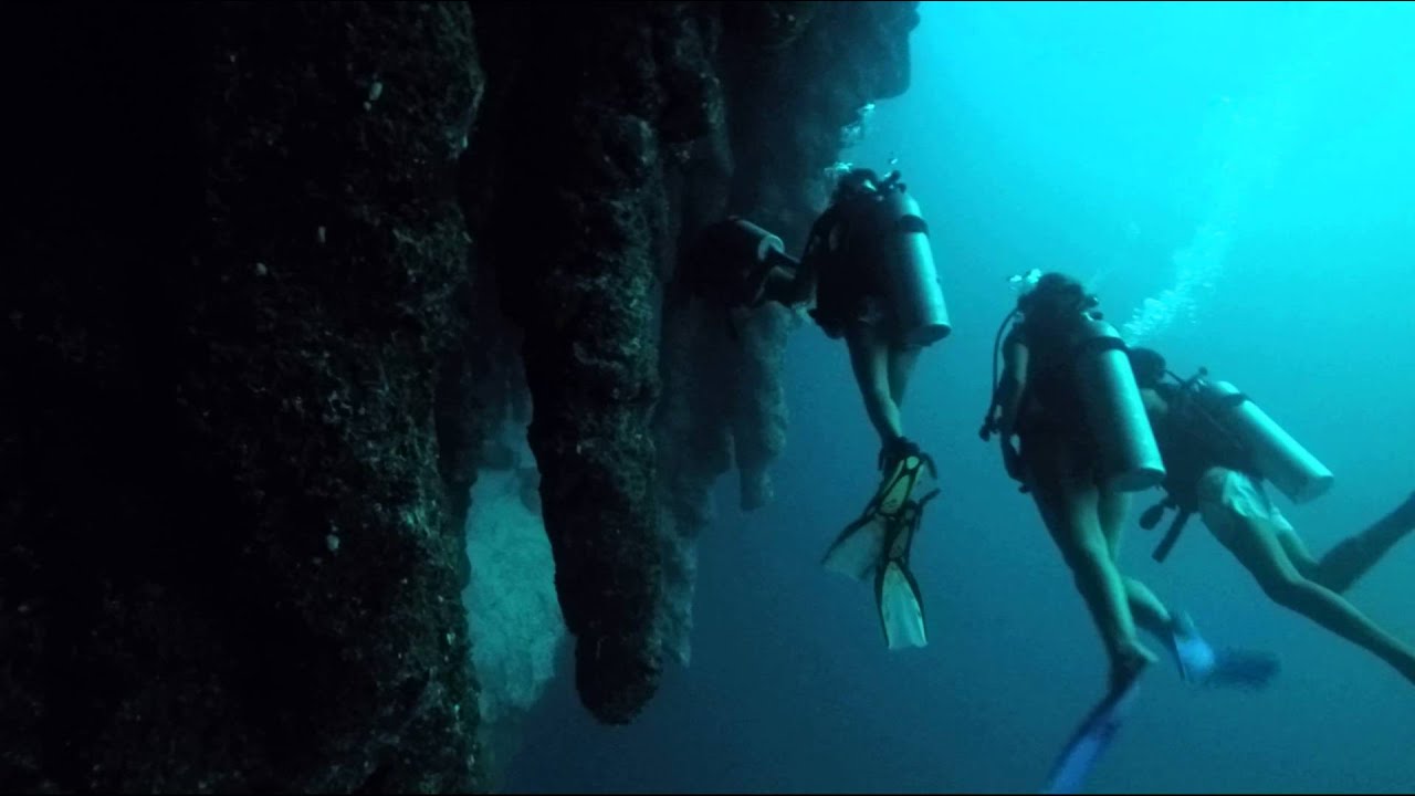 Diving The Blue Hole, Belize - YouTube