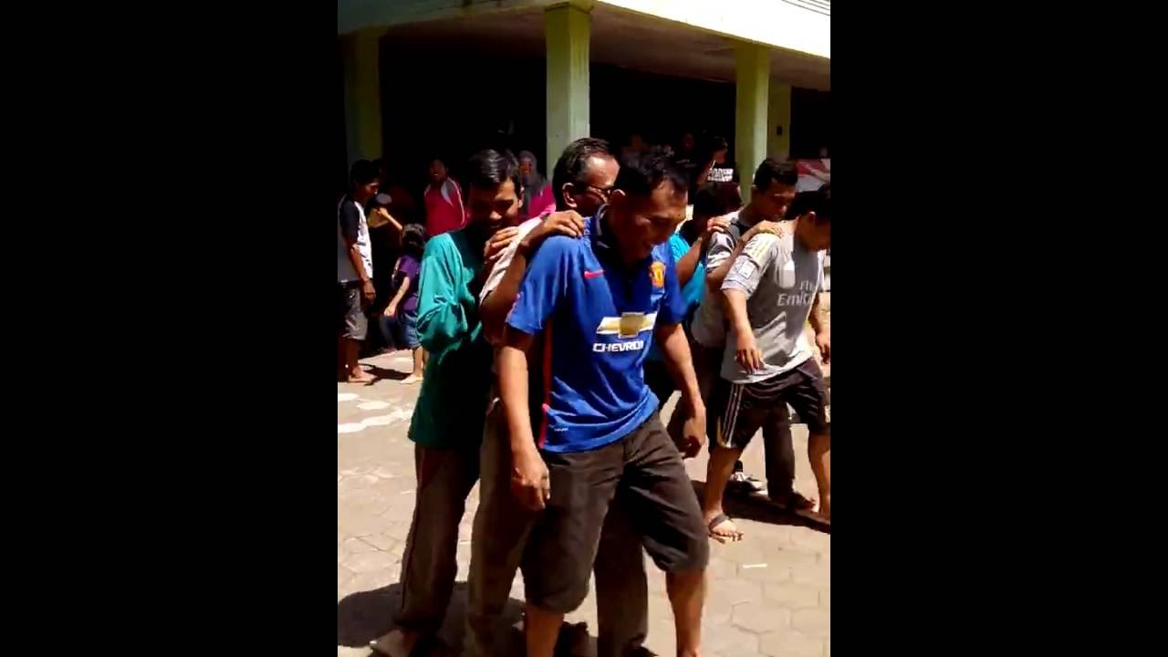 Klompen Raksasa Tembalangan RT 03 Malang - YouTube