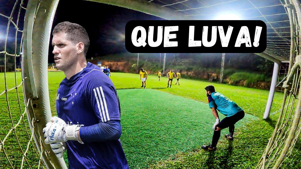 PEGUEI ATÉ PÊNALTI COM A LUVA DO RAFAEL CABRAL! - YouTube