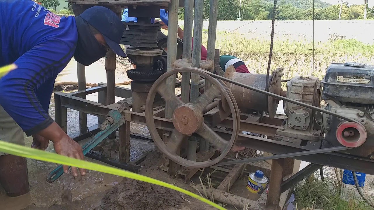Pengeboran sumur bor dengan mesin kecil - YouTube