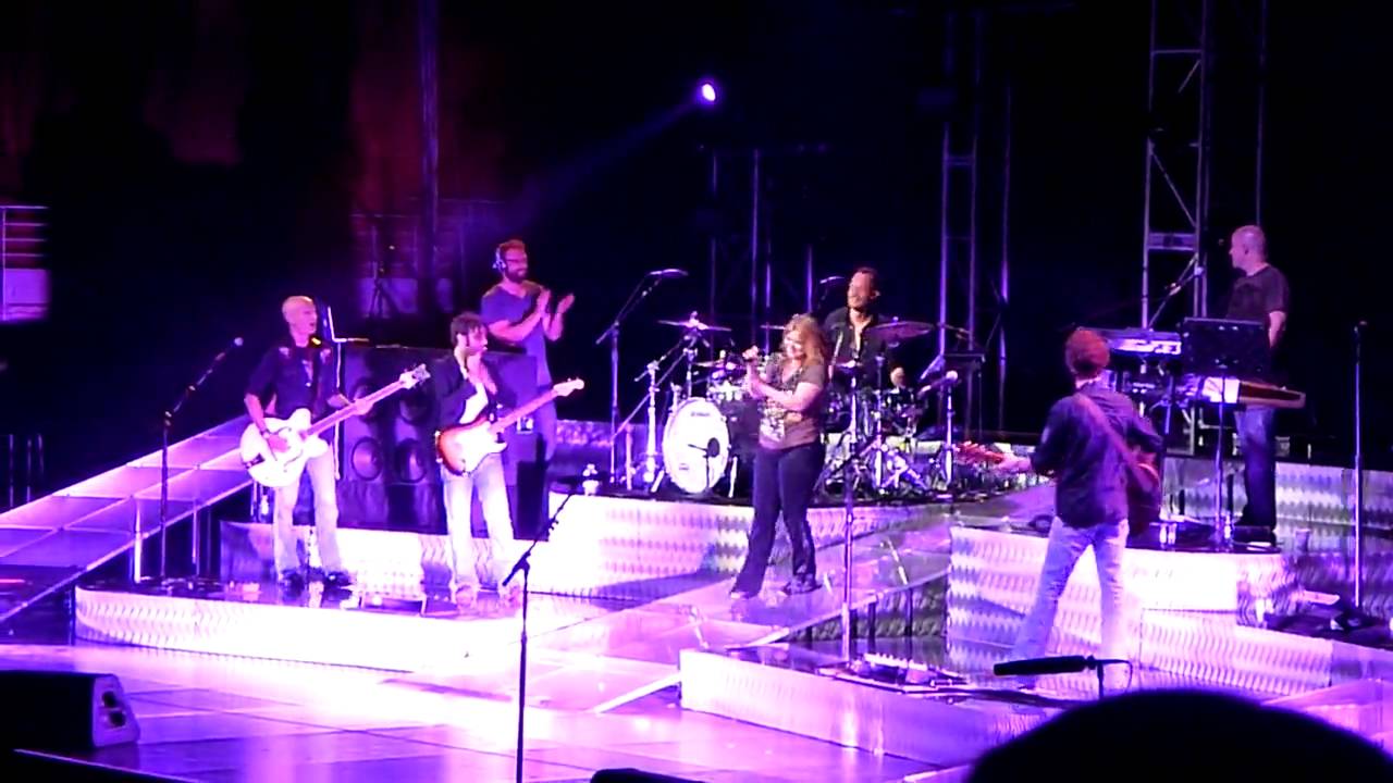 Kelly Clarkson - Band Introduction & I Want You @ Acer Arena 17 April ...