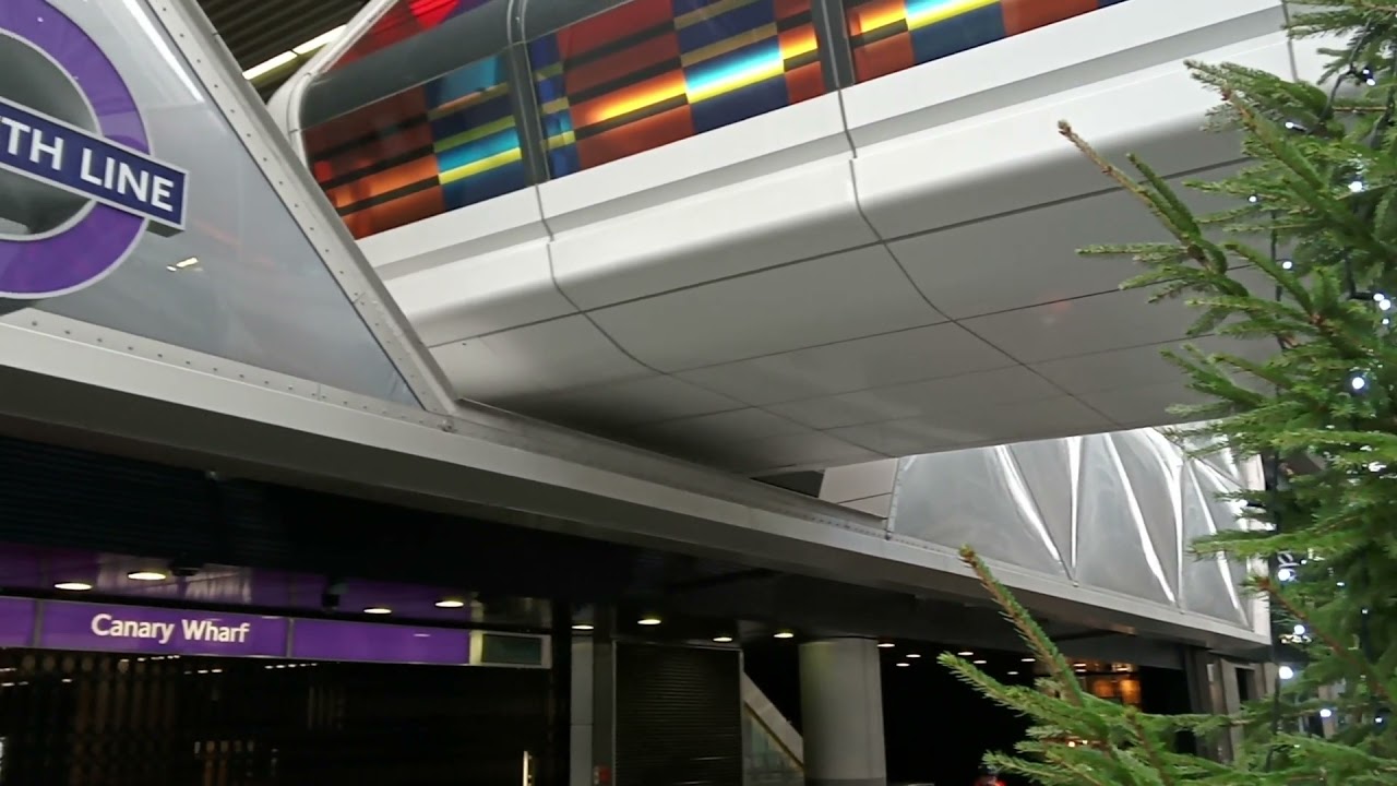 Canary Wharf's new Elizabeth Line roundels. - YouTube