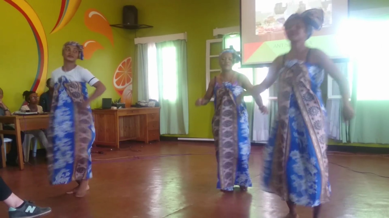 Madagascar traditional dance - YouTube