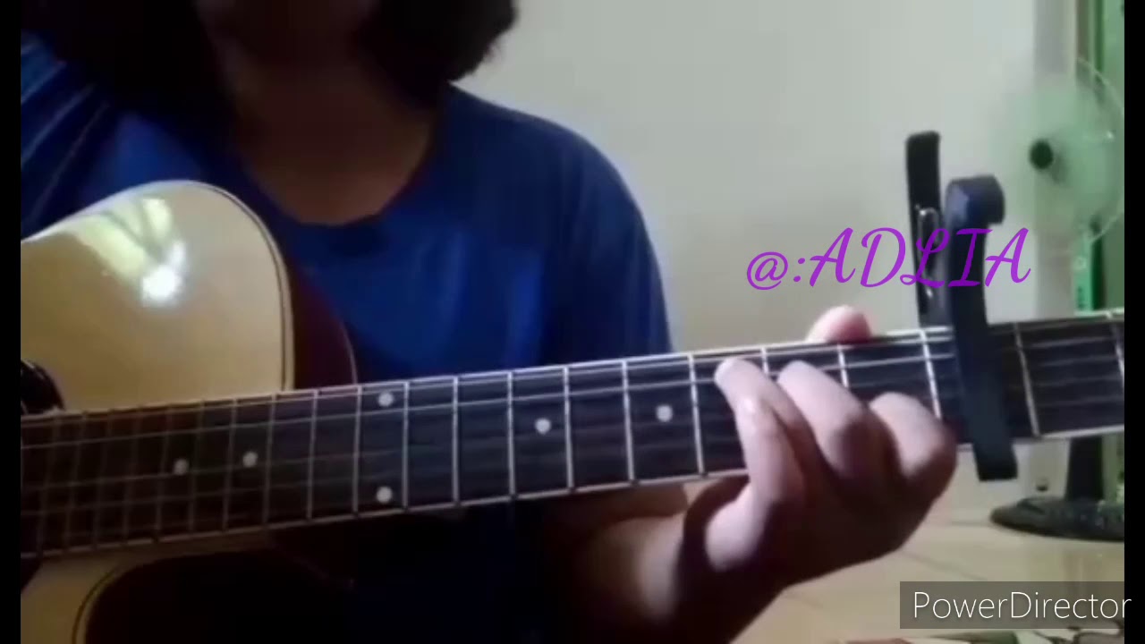 VIDEO CEWEK MAIN GITAR/SUWARANYA BIKIN MERINDING - YouTube