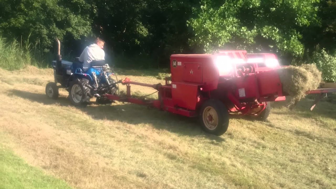 Hooipersen met een massey ferguson 14 pers - YouTube