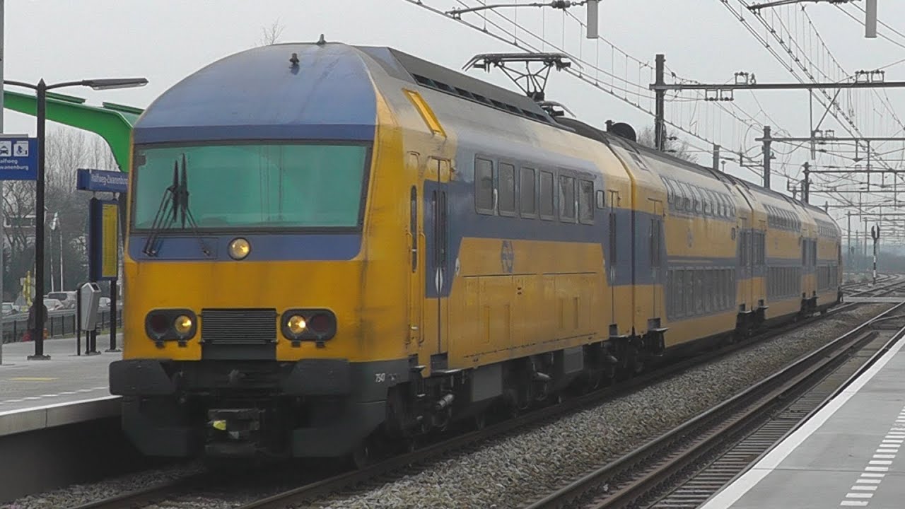 Kruising DDZ op station Halfweg Zwanenburg! - YouTube