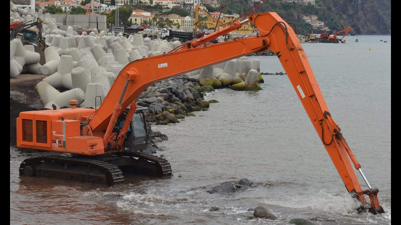 HD - Hitachi Zaxis 670 long reach working on sea water - YouTube