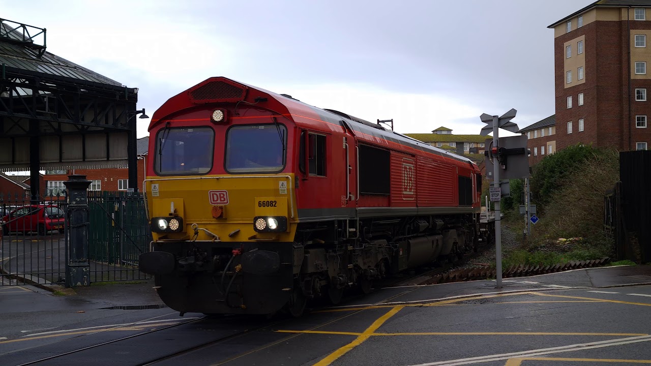 DB Class 66 Into Southampton Eastern Docks. - YouTube