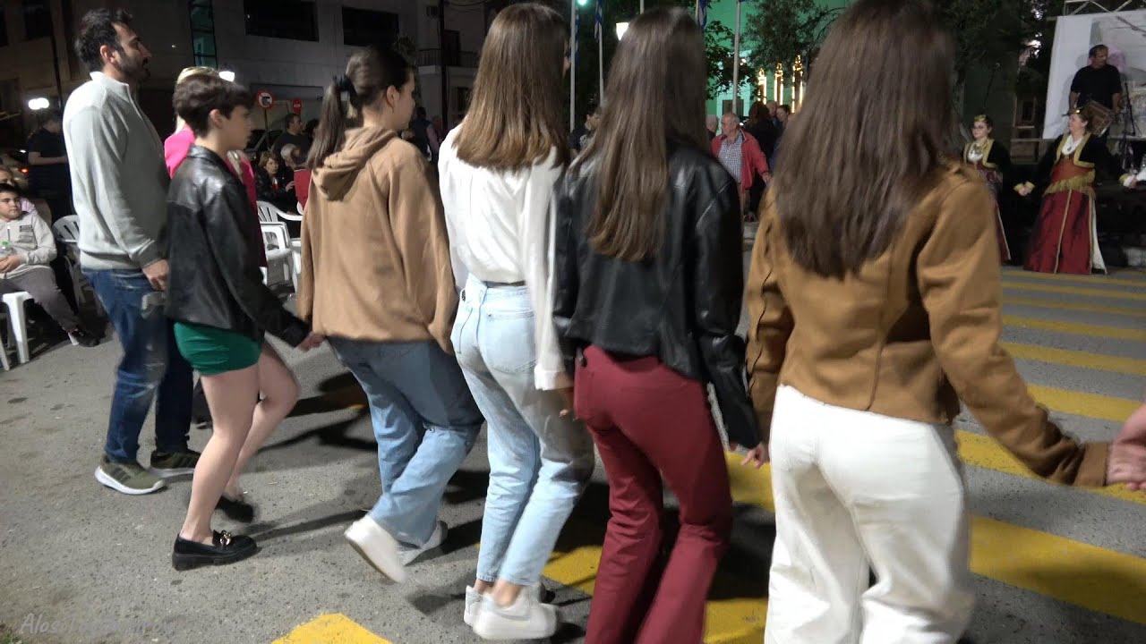 Χορευει ο κοσμος ποντιακα στην 5η Ανθοεκθεση Σκυδρας - YouTube