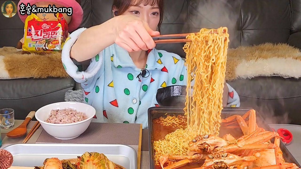 [MUKBANG] 홍게 라면, 배추김치, 총각김치 ♥ 소주 [ Spicy Ramen with Red snow crab ...