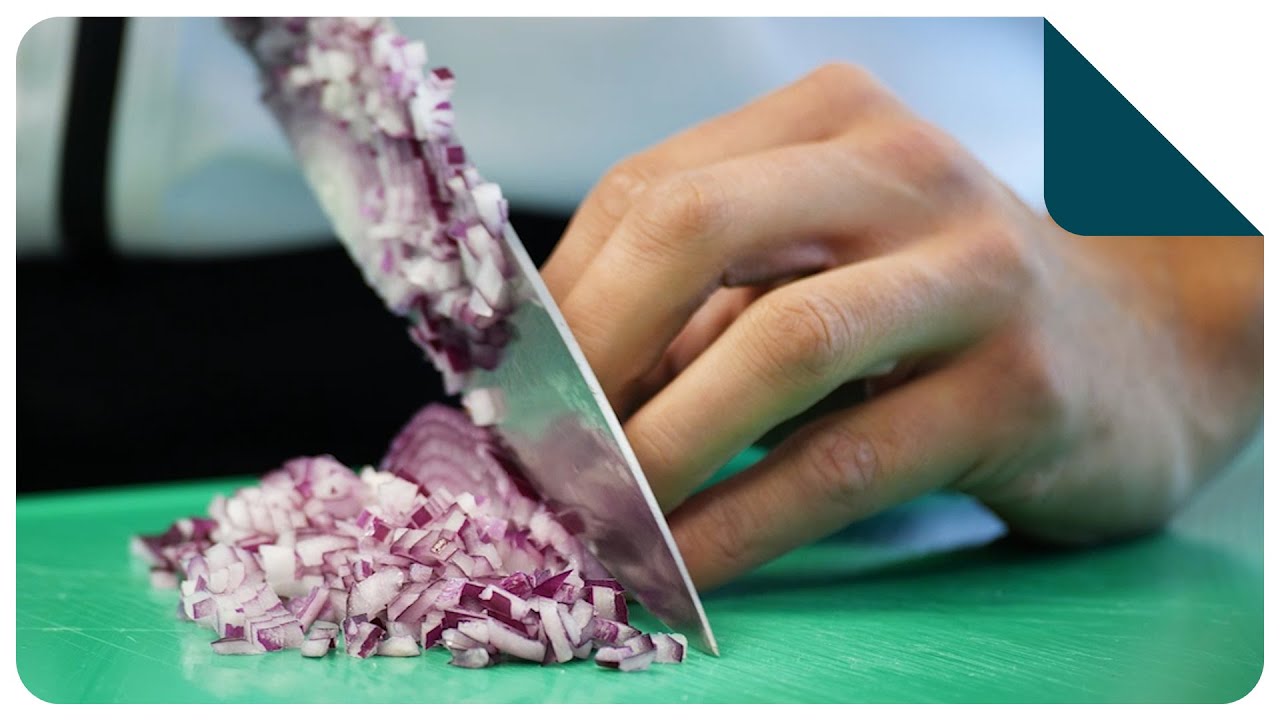 Snipperen van een ui | Keukentechniek - YouTube