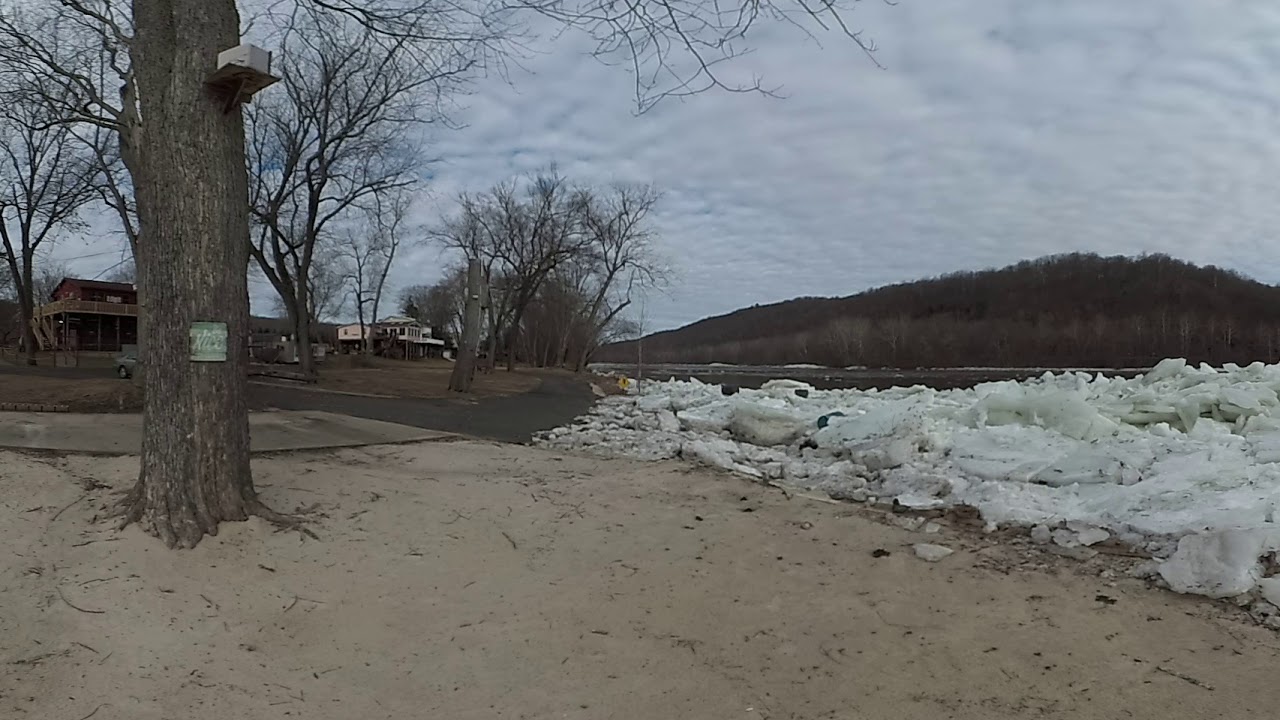 Frozen Delaware river part 3, 360 degree (VR) Six Foot Icebergs in ...