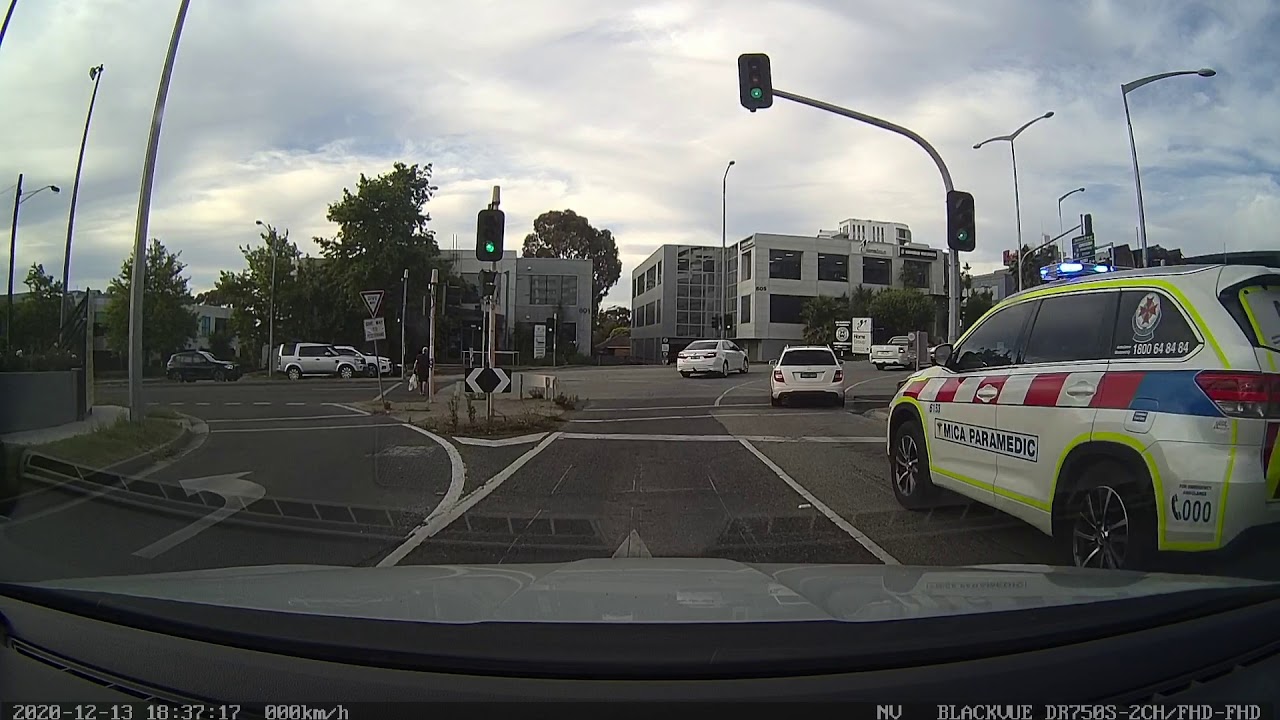 Ambulance Victoria - MICA Response 5 (SRU) responding - YouTube