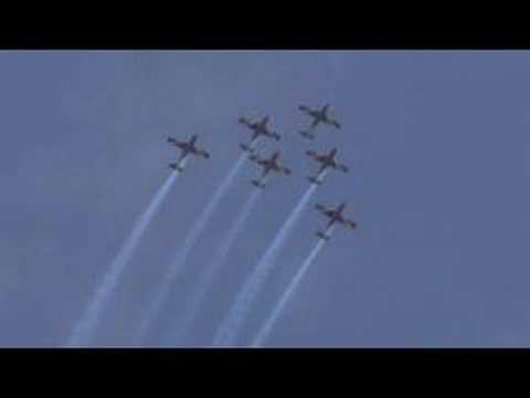 Roulettes Flying Display - YouTube