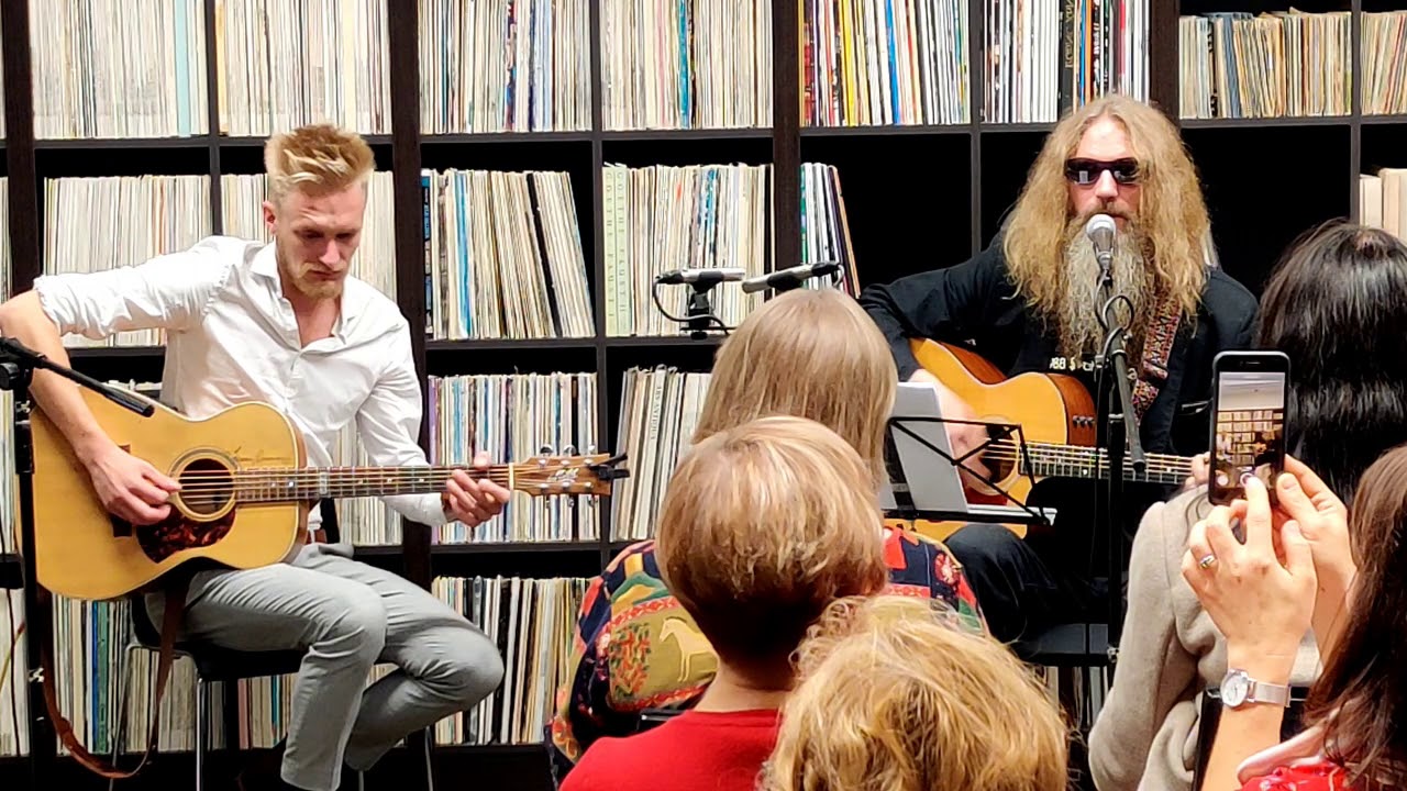 Aapo Ilves fonoteegis - YouTube