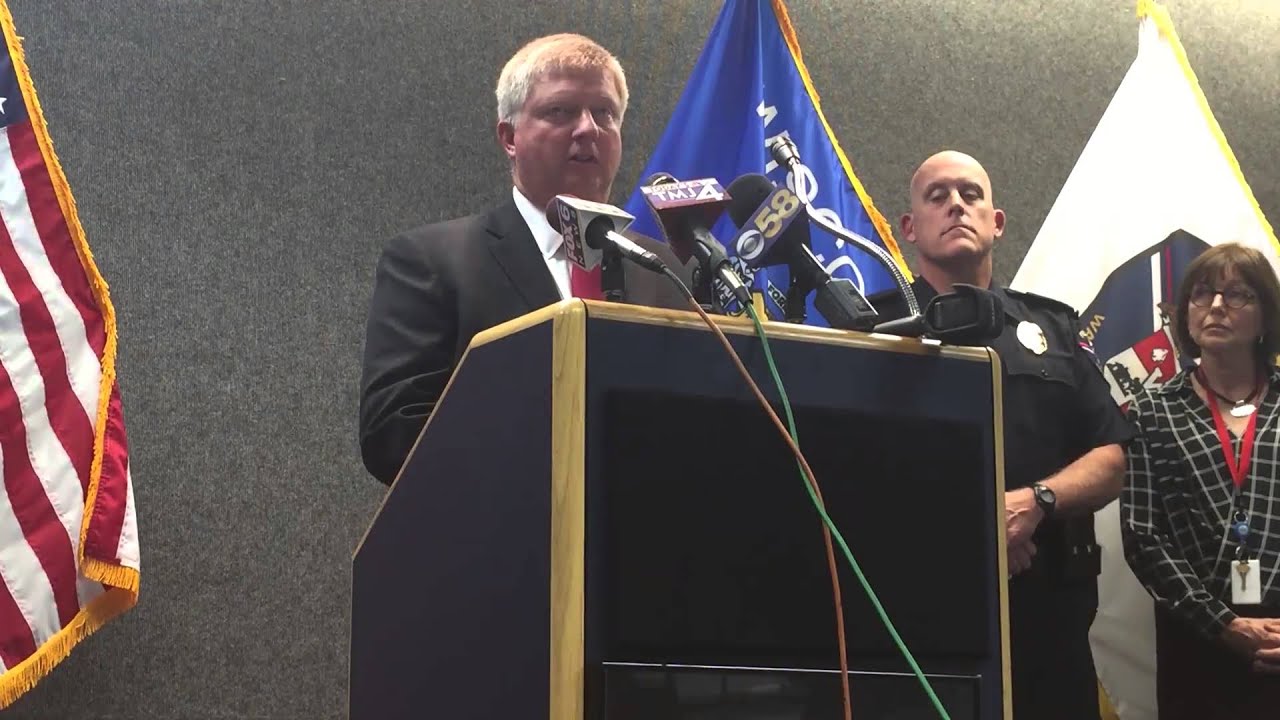 Wauwatosa Police Chief Barry Weber addresses the media - YouTube
