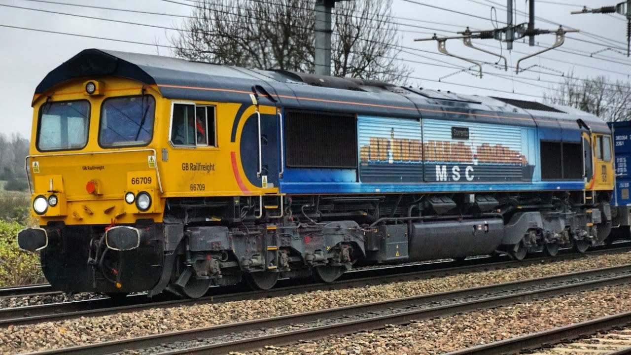 Class 66: GBRf 66709 "Sorrento" Passes Tilehurst East Junction - YouTube