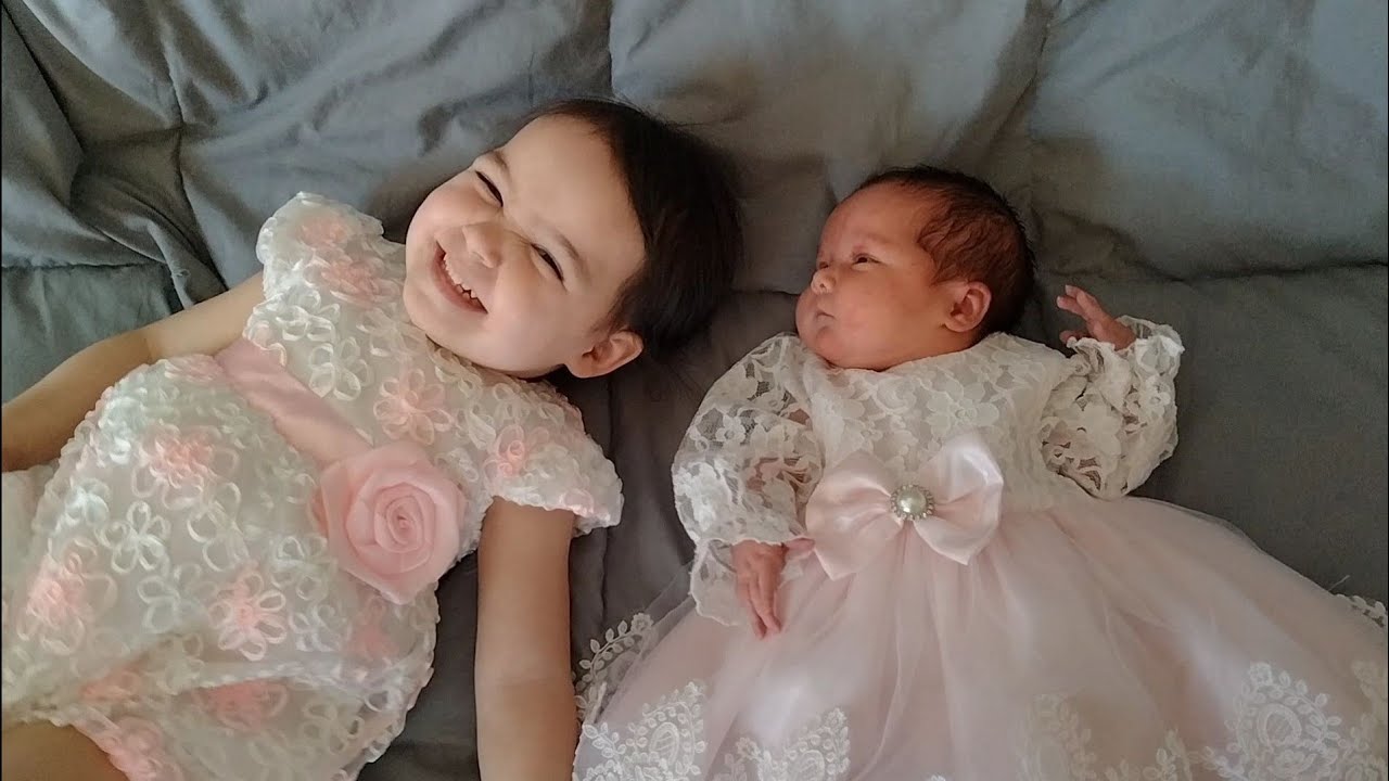 Ava and Ada Have A Baby Sisters Photo Shoot 👶🏻 Ada 4 Days Old, Ava 2 ...