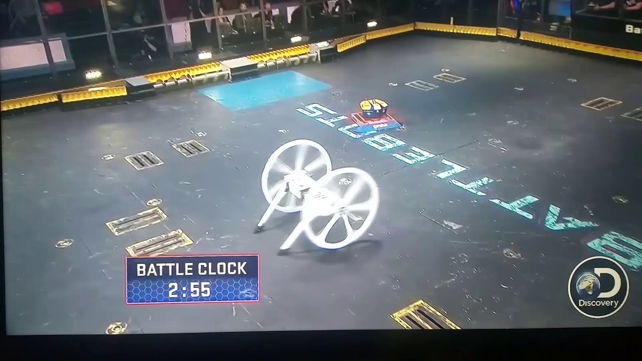 BattleBots-Huge vs Icewave (Huge split in half) - YouTube