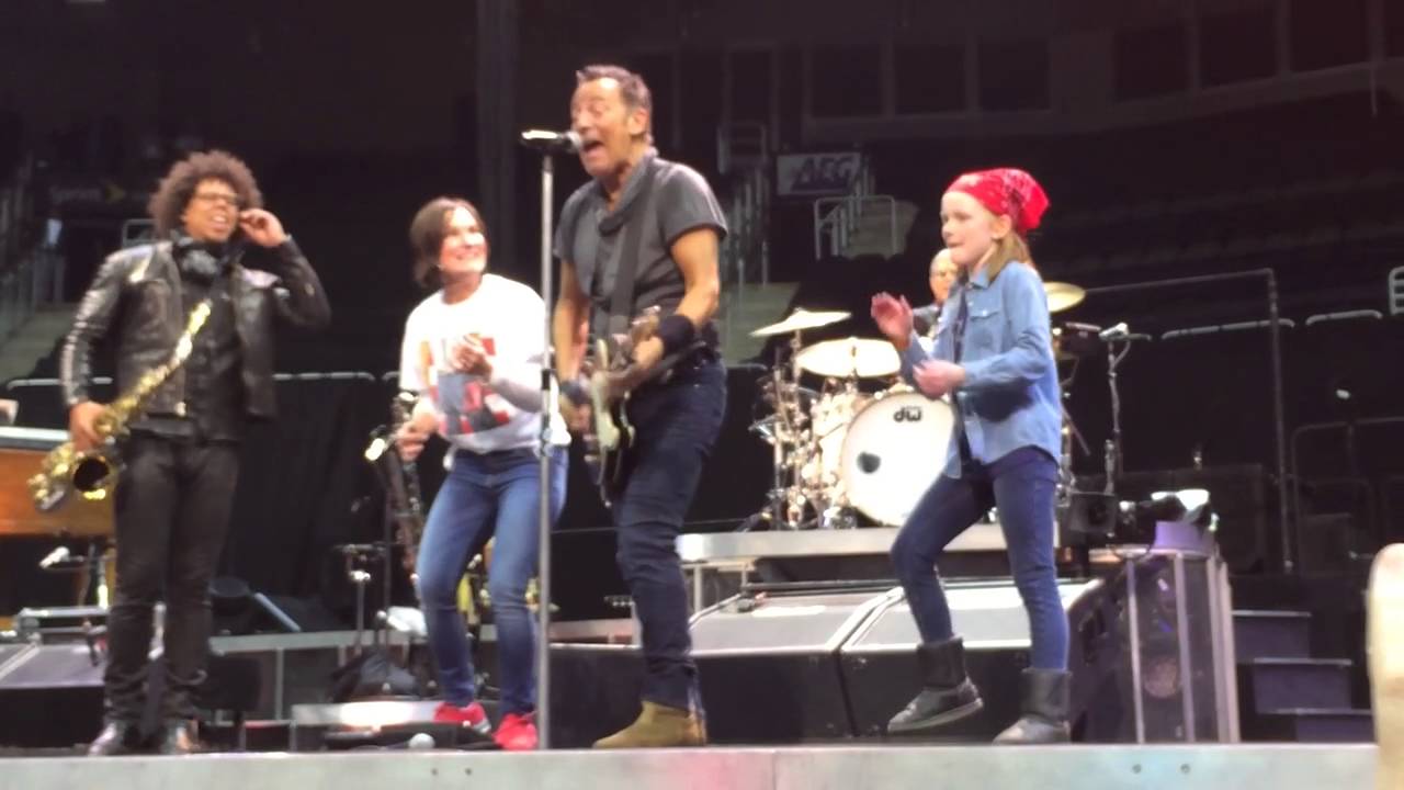 daughter brings mom onstage at Bruce Springsteen concert - YouTube