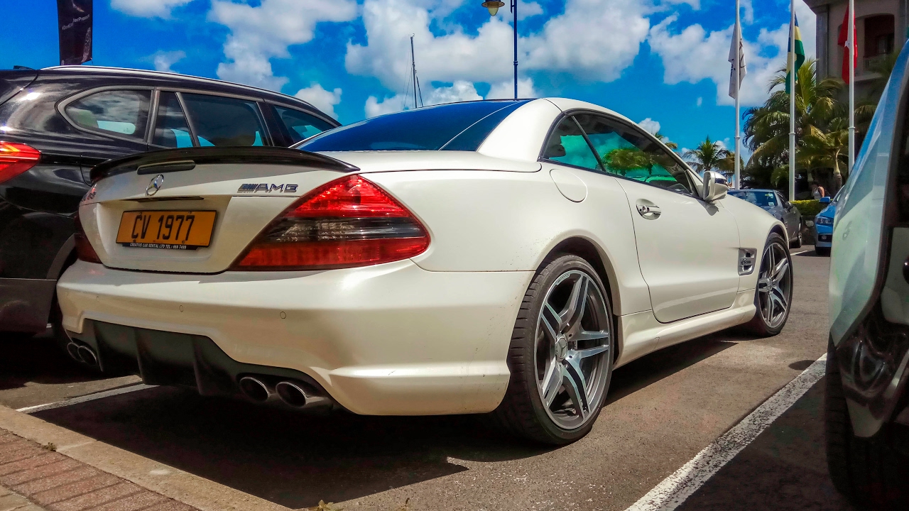 Mercedes SL63 AMG firing up its LOUD 6.3L V8 ! ENGINE START-UP AND ...