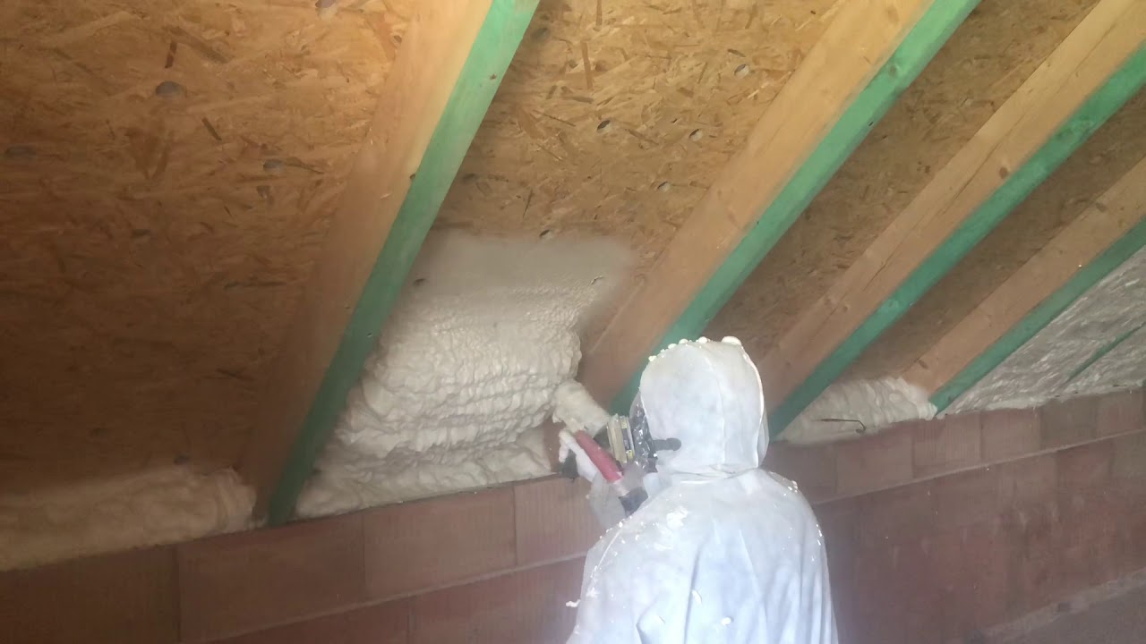 Aplikace izolace ICYNENE/ application of Icynene foam insulation - YouTube
