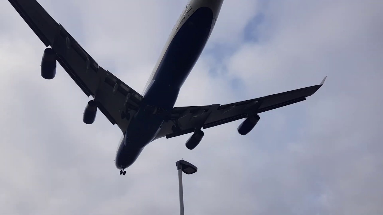 British Airways Boeing 747-400 Overhead Landing! - YouTube