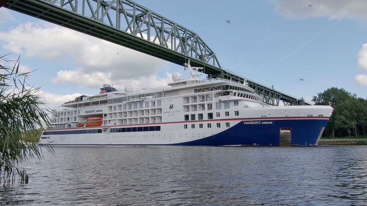 Kreuzfahrtschiff HANSEATIC nature passiert die Hochbrücke Hochdonn ...