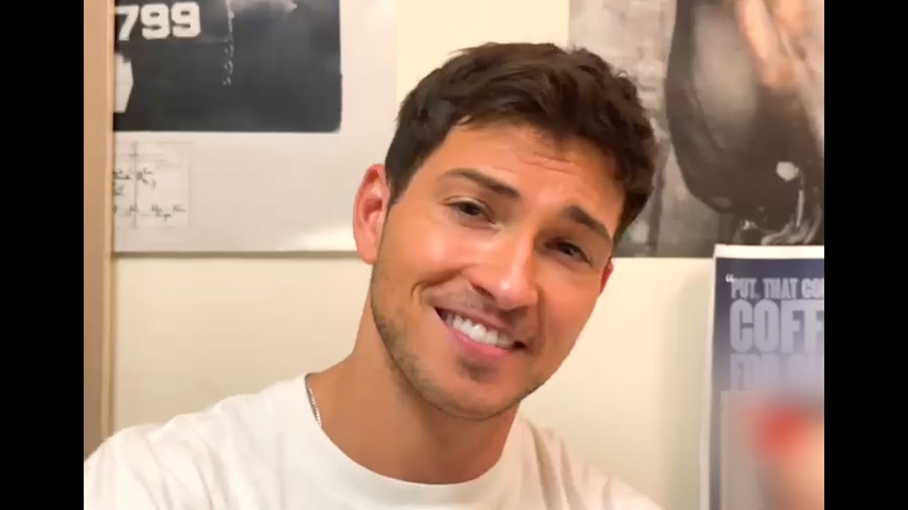 Days caught up with Robert Scott Wilson in his dressing room… - YouTube