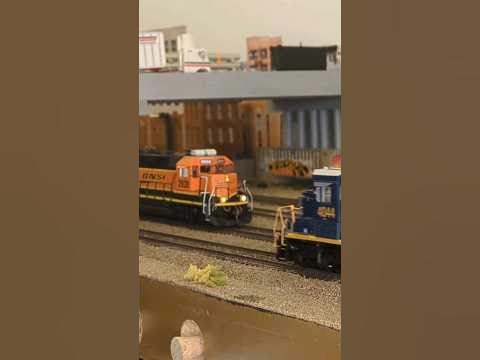 H0 BNSF meets CSX - YouTube