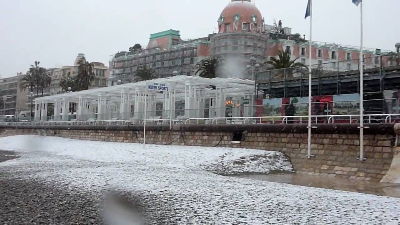 la plage de Nice sous la neige devant le negresco - YouTube
