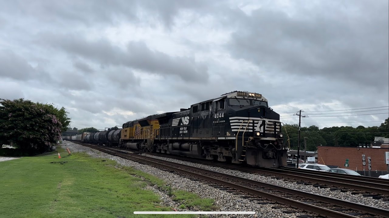 NS 174: NS 4404 UP 3084 Austell GA - YouTube