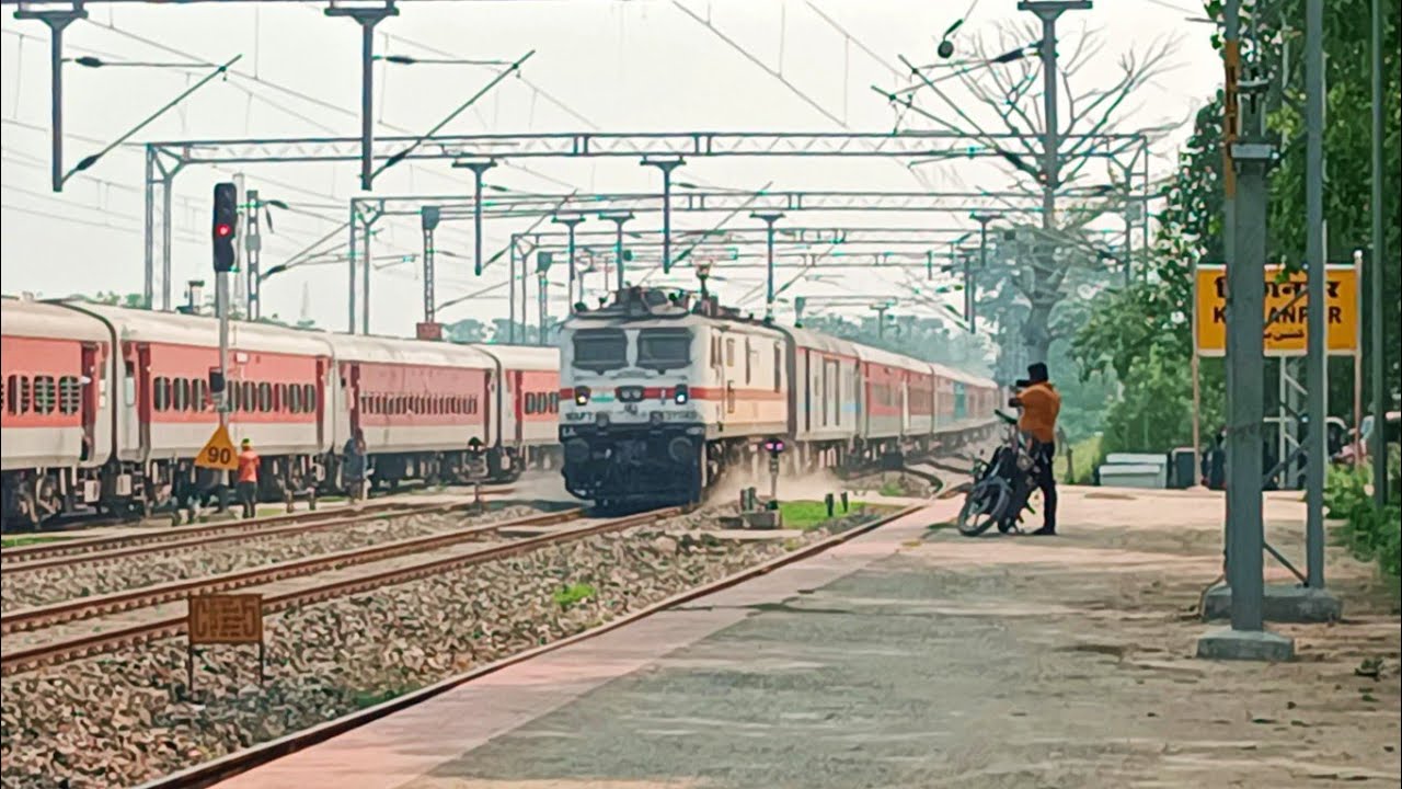 12566 Bihar Sampark Kranti meets 12565 Bihar Sampark Kranti Superfast ...