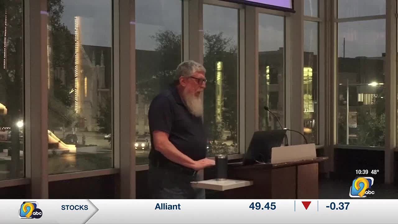 Artificial Intelligence expert holds talk on AI - YouTube