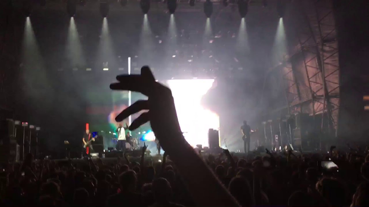 Pendulum Tarantula live at SW4 with MC SPyda - YouTube
