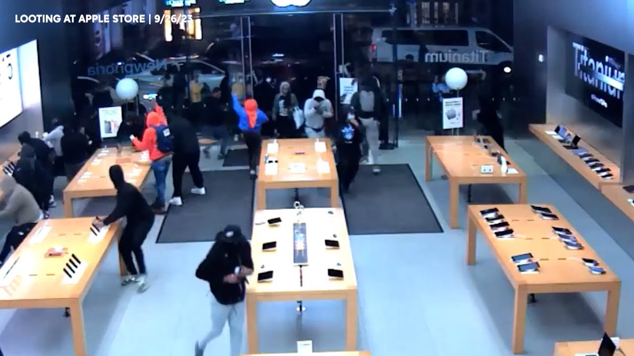 Video shows looters ransacking Apple store in Philadelphia - YouTube