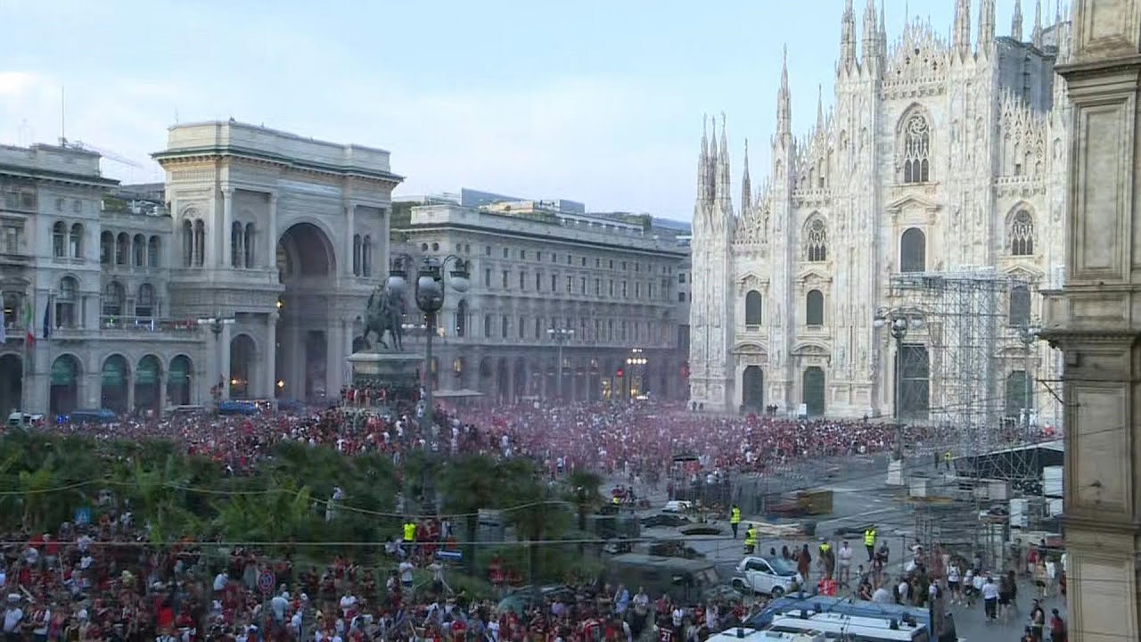AC Milan suporters celebrate in front of Duomo in Milan | AFP - YouTube