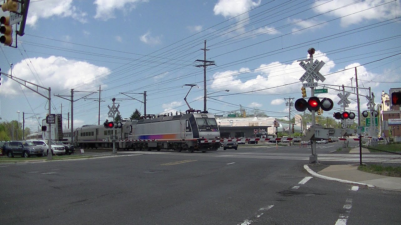 2 NJ Transit trains speed through 4 quad gate crossing - YouTube
